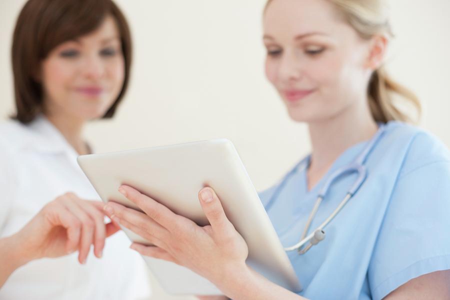 Doctors Using A Tablet Computer Photograph by Ian Hooton/science Photo ...