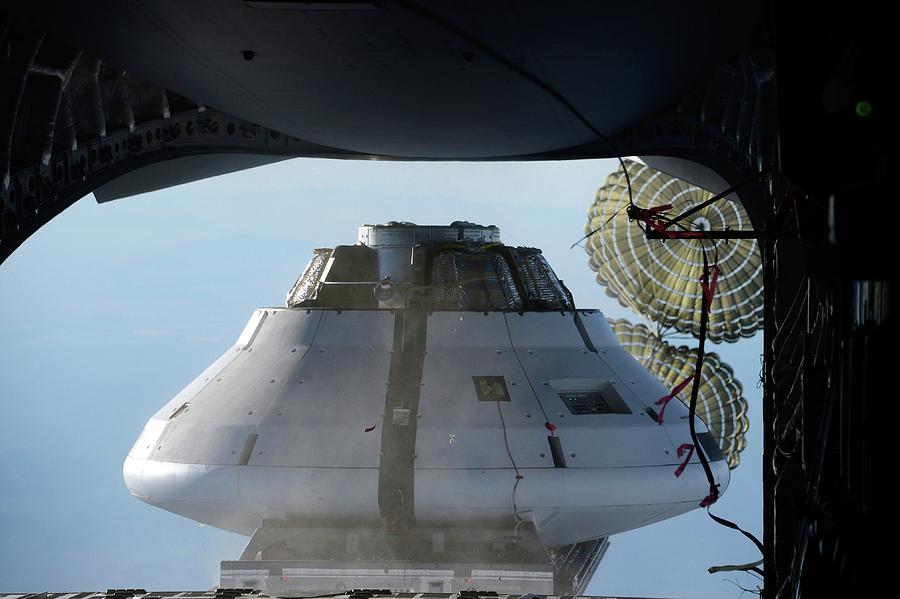 Nasa Orion Parachute Drop Test Parachute Drop Test Hi Res Stock