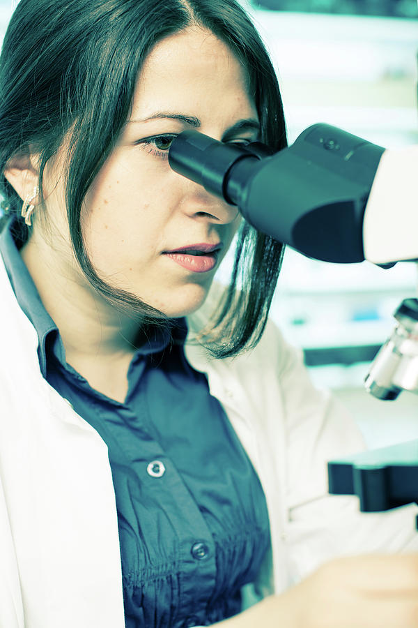 Lab Technician Using Microscope Photograph by Wladimir Bulgar/science ...