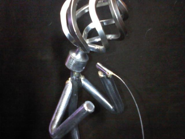 The Singer Sculpture by Dan Daugherty - Pixels