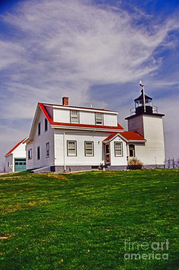 Fort Point Lighthouse Photograph by Skip Willits | Fine Art America