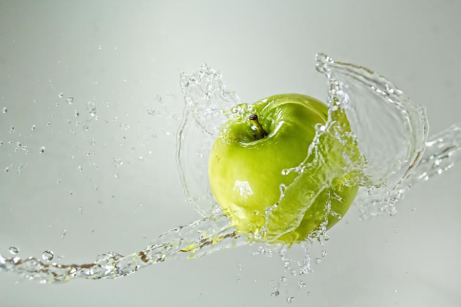Apple splash Photograph by Philipe Kling David - Fine Art America