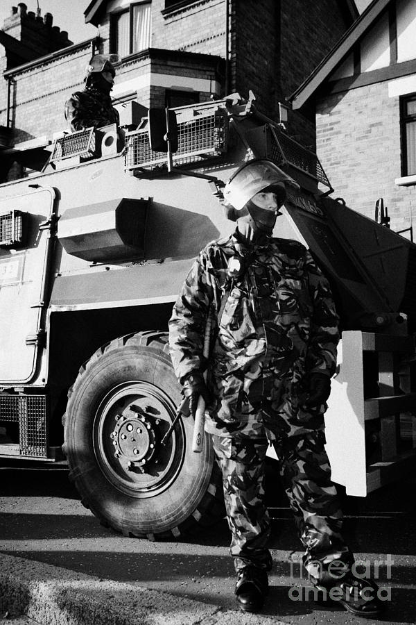 British army soldiers in riot gear with Saxon armoured personnel ...
