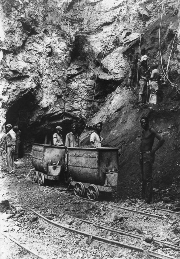 Diamond Mining, C1911 Photograph by Granger - Fine Art America