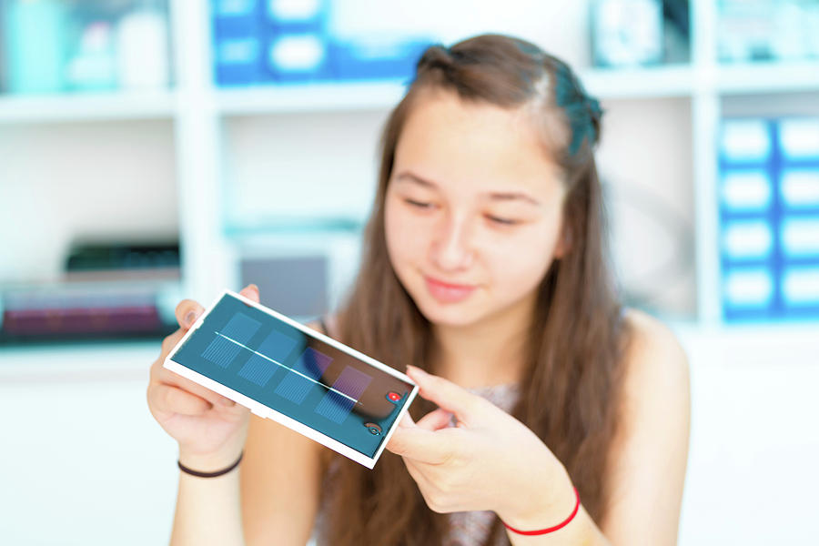 Girl Working On Solar Cell In Classroom Photograph by Wladimir Bulgar ...