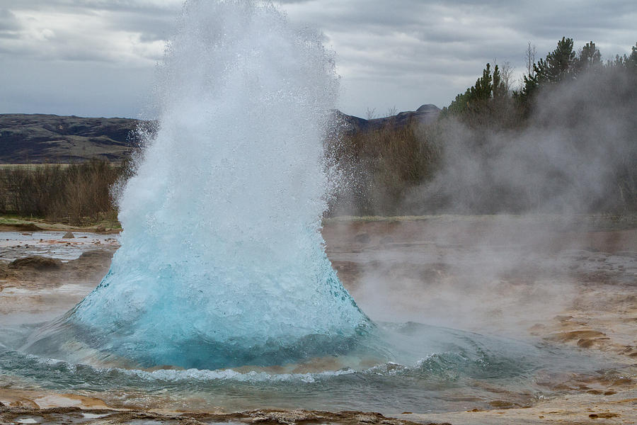 Strokkur Geysir Erupts Photograph by Lois Lake - Fine Art America