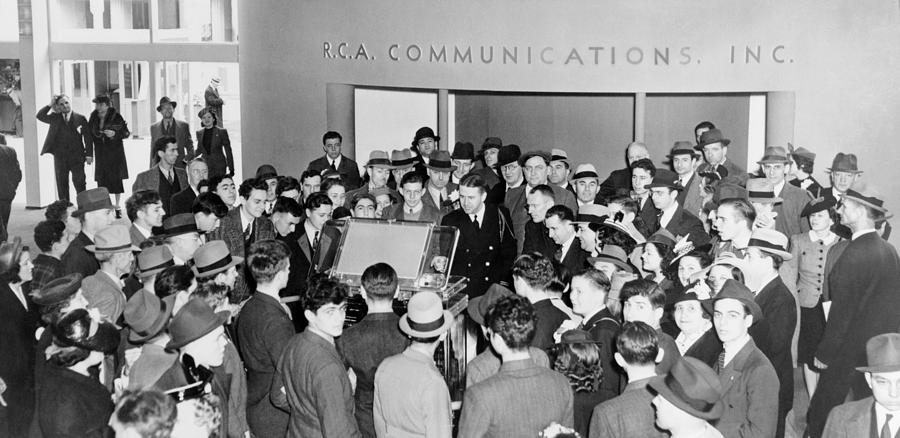 A Curious Crowd Surrounds Photograph by Everett - Pixels