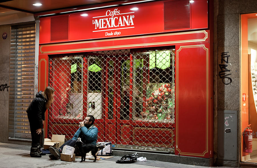 Cafe de Mexicana Panhandlers - MADRID Photograph by Lorraine Devon ...