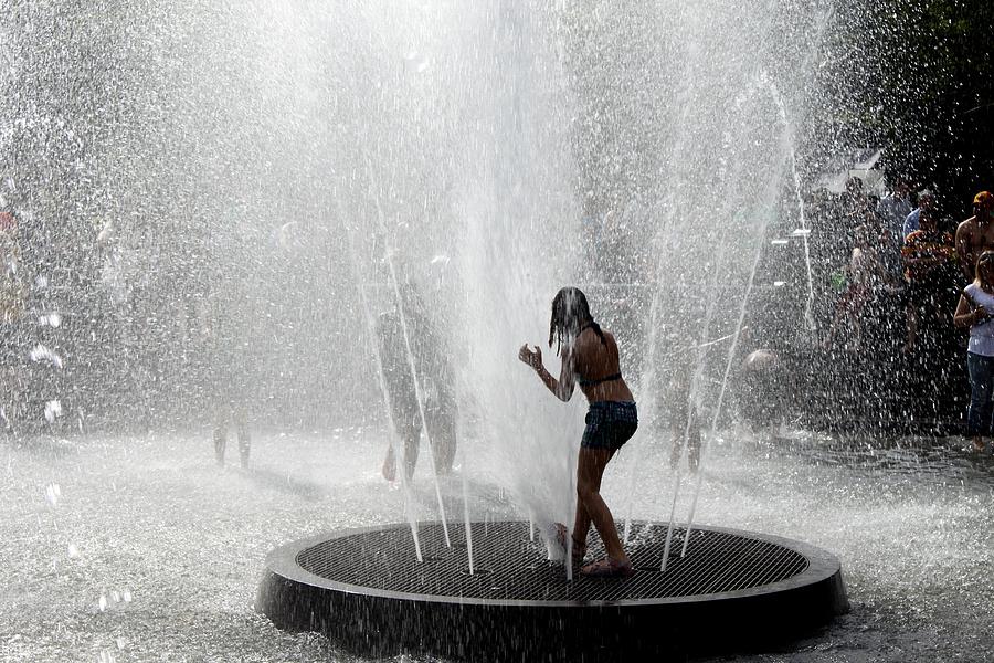Fountain Fun Photograph by Jerry Patterson - Fine Art America