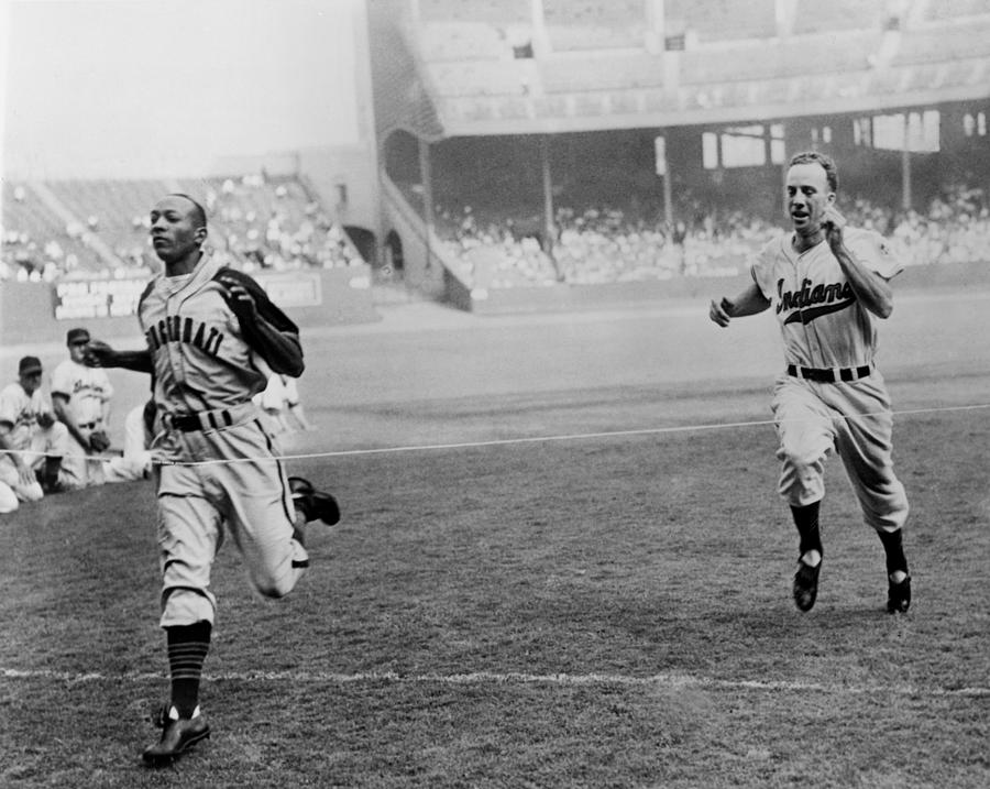 Jesse Owens Beating Baseball Player Photograph by Everett - Fine Art ...