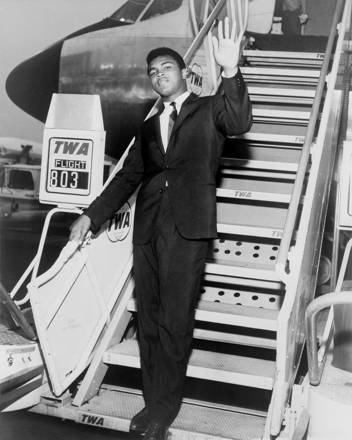 Muhammad Ali, Waves From The Steps Photograph by Everett