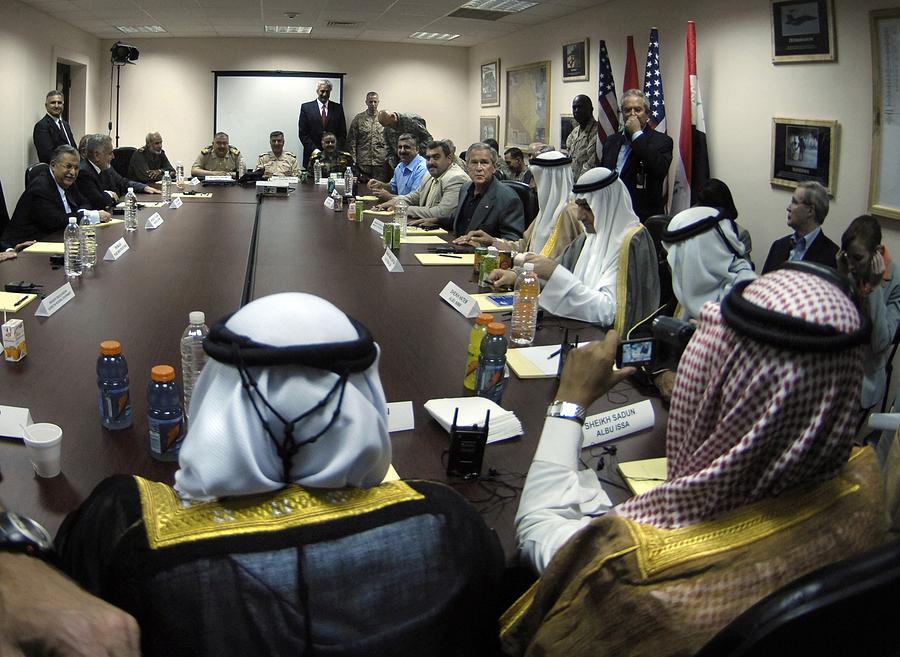 President George W. Bush Meets Photograph by Everett - Fine Art America