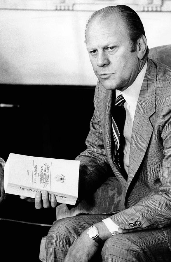 President Gerald Ford Holds Photograph by Everett - Pixels