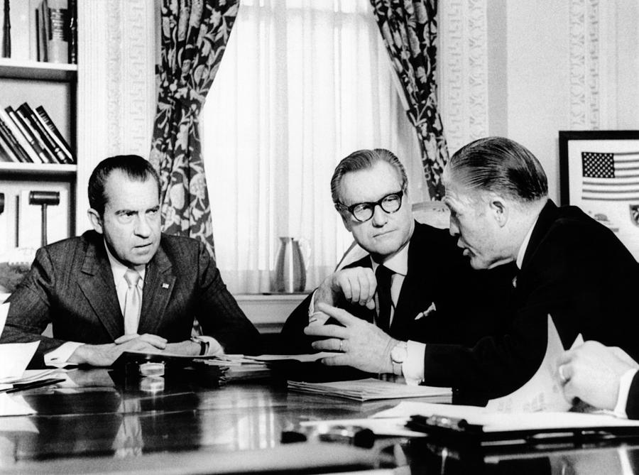 President Richard Nixon Meets With Gov Photograph by Everett | Fine Art ...