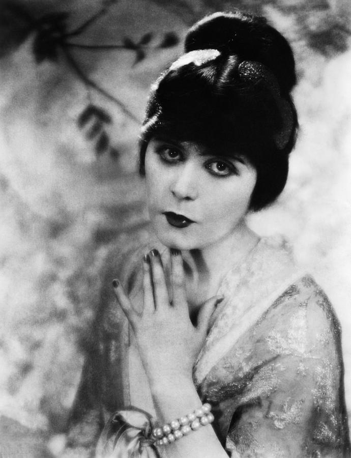 Theda Bara, Early 1920s Photograph by Everett - Fine Art America