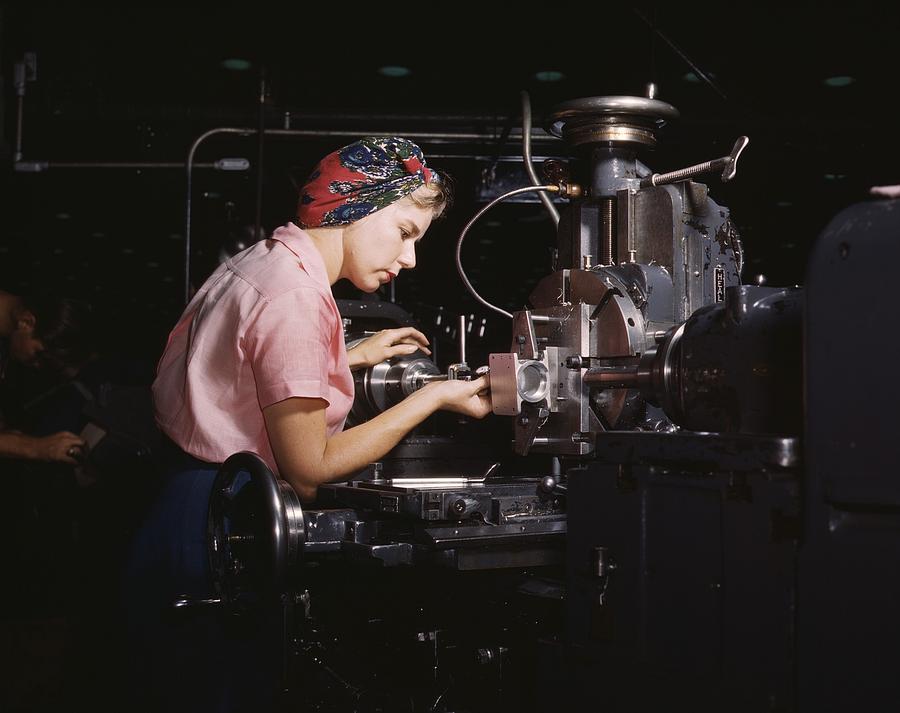 Women Defense Worker In Training Photograph by Everett | Fine Art America