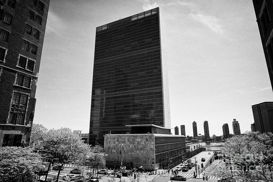 UN secretariat tower and Dag Hammarskjold library buildings united ...