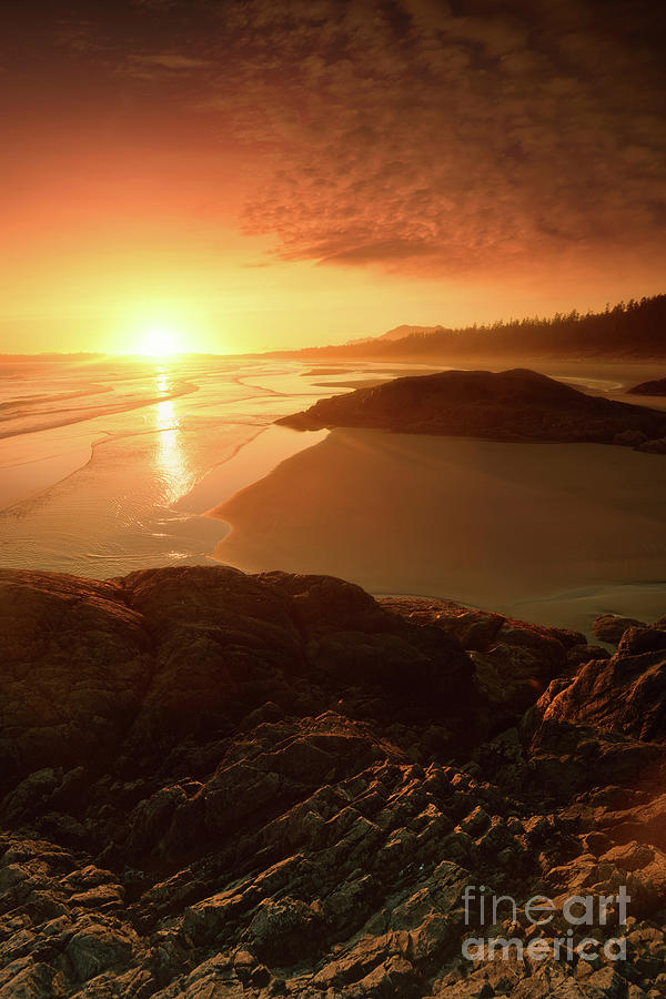 Beautiful scenery in dramatic sunset light at Tofino Pacific Rim ...