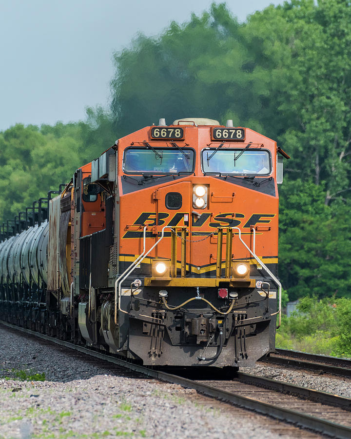 BNSF 6678 Heading North Photograph by Thomas Visintainer | Fine Art America