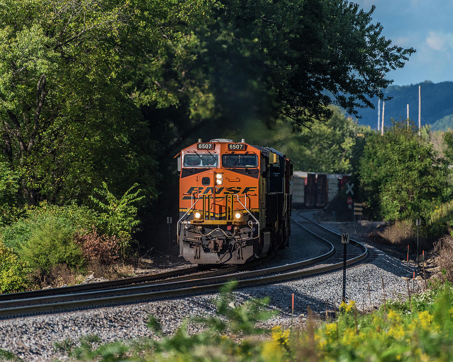BNSF coming around the curve Photograph by Thomas Visintainer - Fine Art America