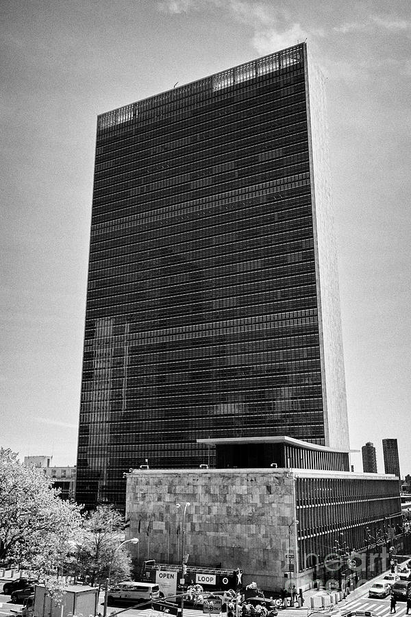 UN secretariat tower and Dag Hammarskjold library buildings united ...