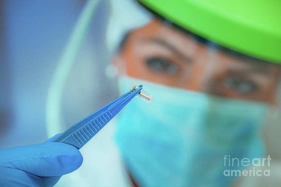 Nfc Implant Chip Photograph by Microgen Images/science Photo Library ...
