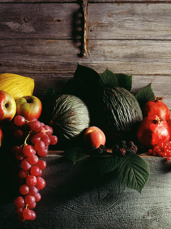 Assortiment De Fruits : Raisin, Pomme, Peche, Mure, Grenade Et ...