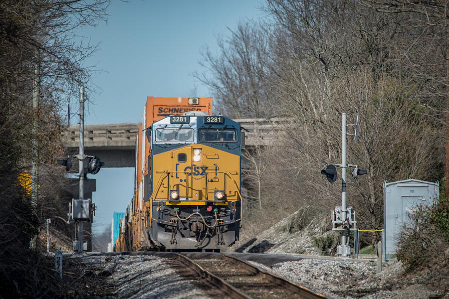 CSX Q025-25 crests a hill at Madisonville Ky Photograph by Jim Pearson - Fine Art America