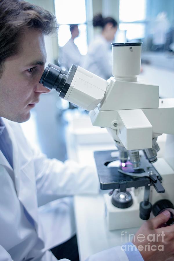 Lab Assistant Using Microscope Photograph by Science Photo Library ...