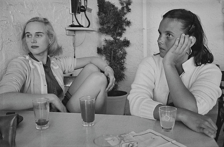 Patsy & Lilly Pulitzer Photograph by Slim Aarons - Fine Art America