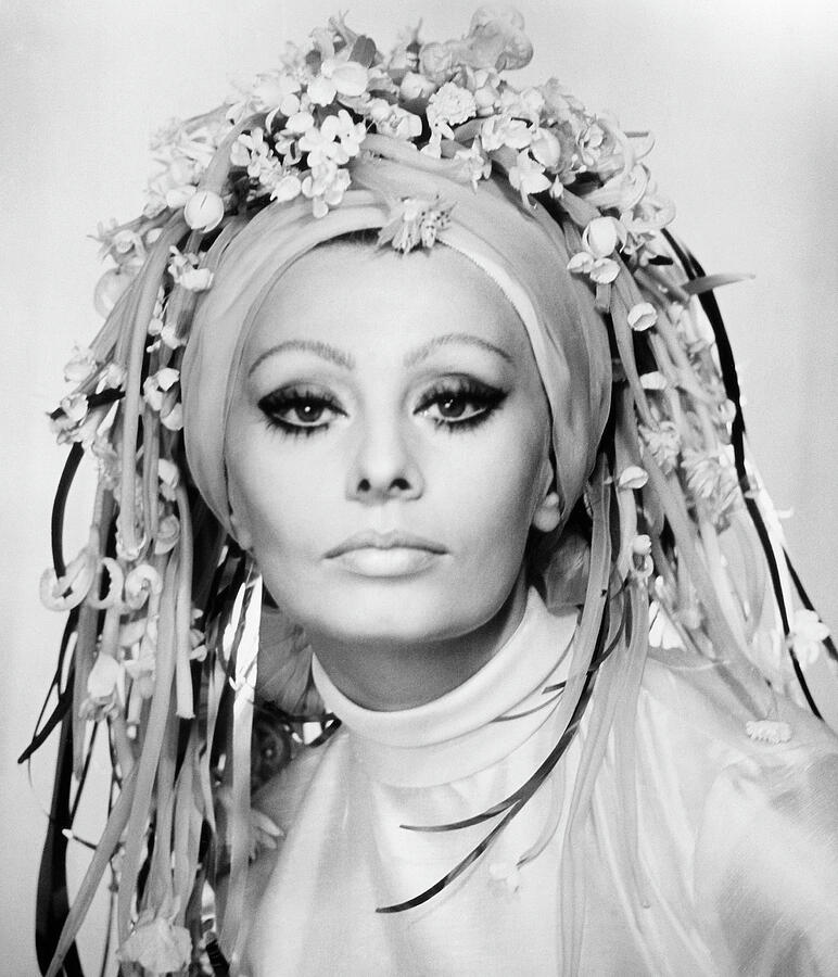 Sophia Loren in The Priest's Wife Photograph by Everett - Fine Art America