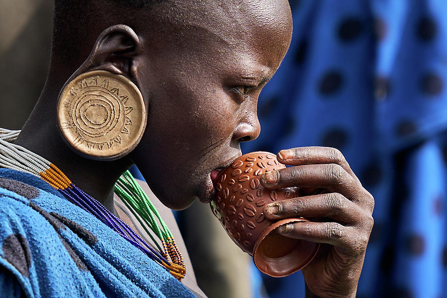 Surma Woman Photograph by Hector Ruiz Golobart - Pixels