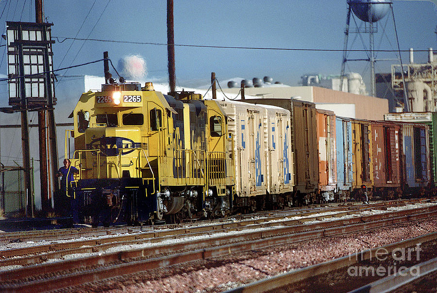ATSF 2265, Santa-Fe, EMD GP9u, blue/yellow Locomotive Photograph by Wernher Krutein - Pixels