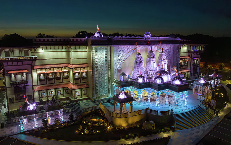 BAPS Shri Swaminarayan Mandir Facade Photograph by Jerry Fornarotto ...