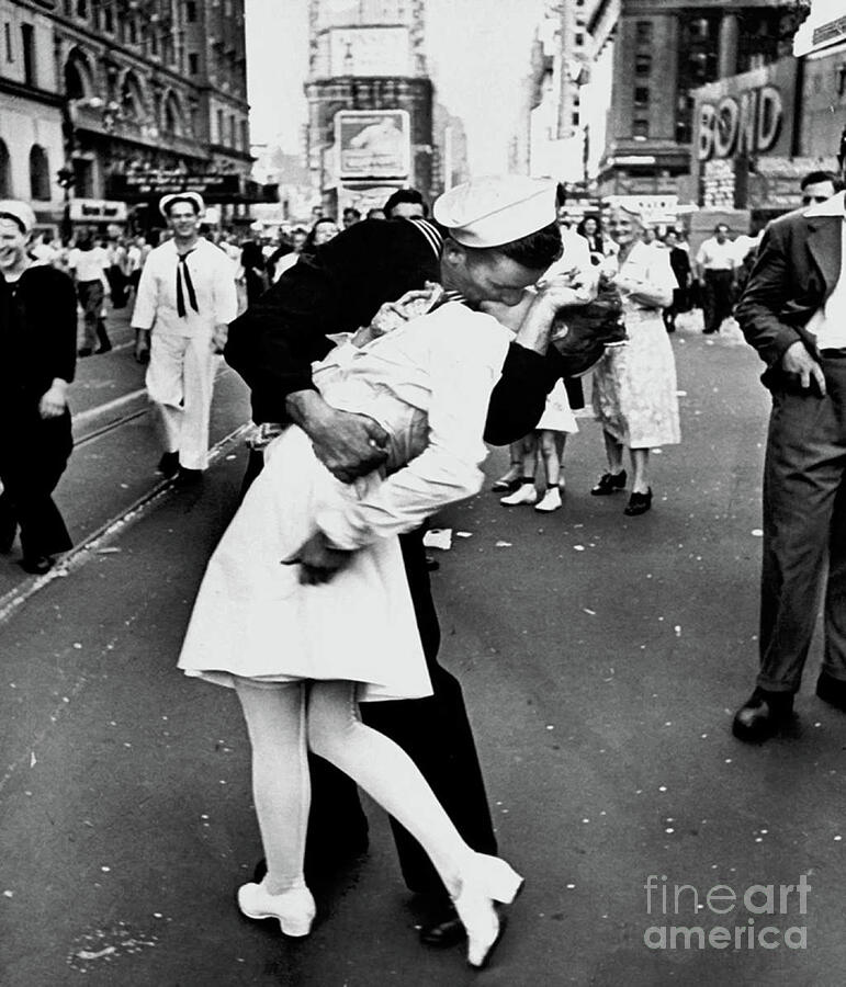 Kiss in Times Square Photograph by Arkitekta Art - Fine Art America